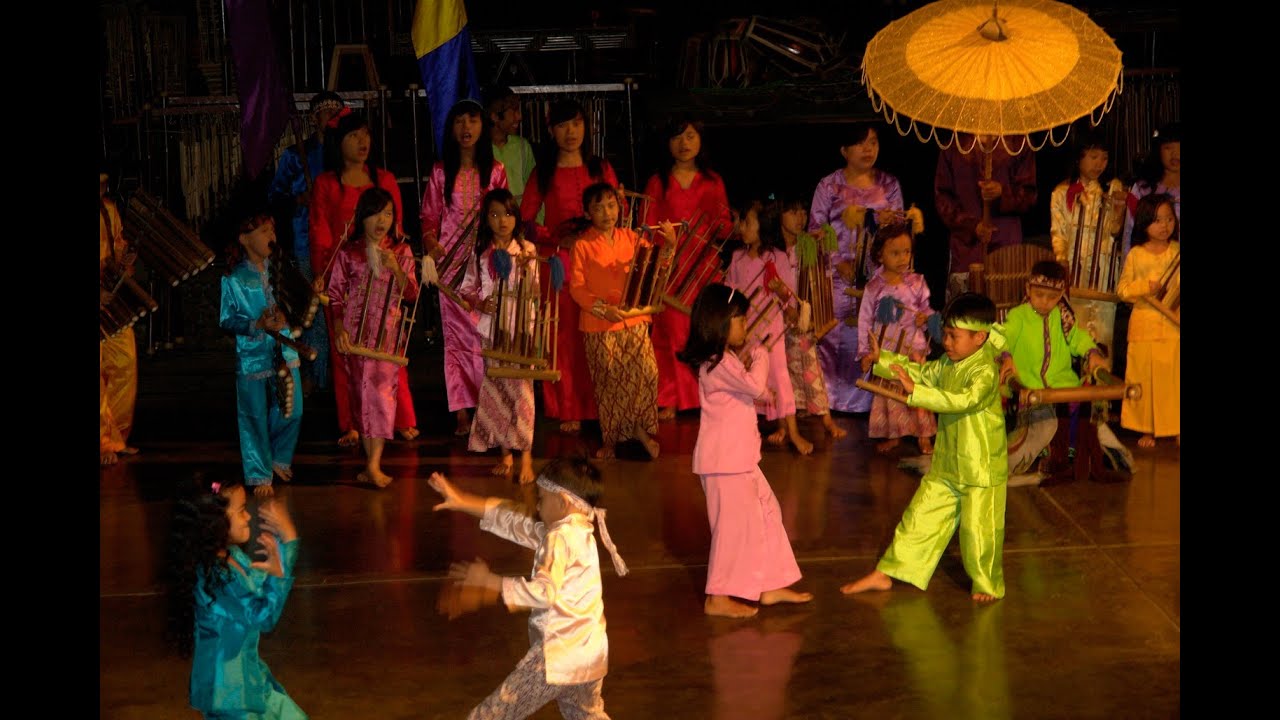 Dancing with the Angklung, Indonesia - YouTube