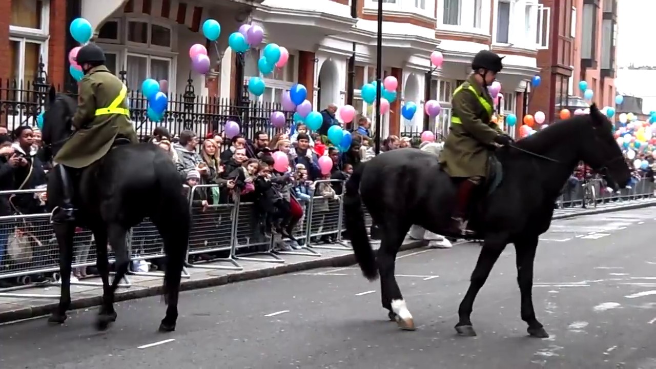 HARRODS 🏬 CHRISTMAS 🎄 SANTA 🎅🏼 PARADE FAIL HORSE POO 💩 BLOOPER - YouTube