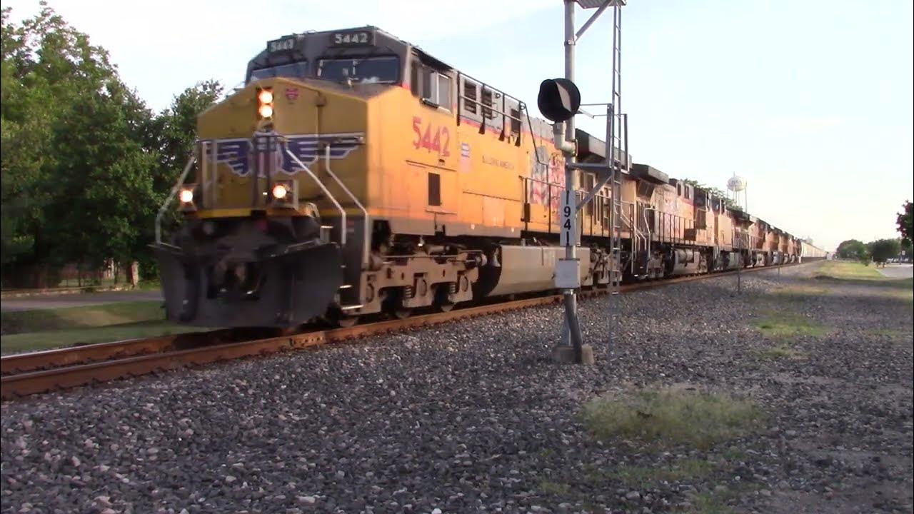 NB UP Mixed freight train thru buda tx - YouTube