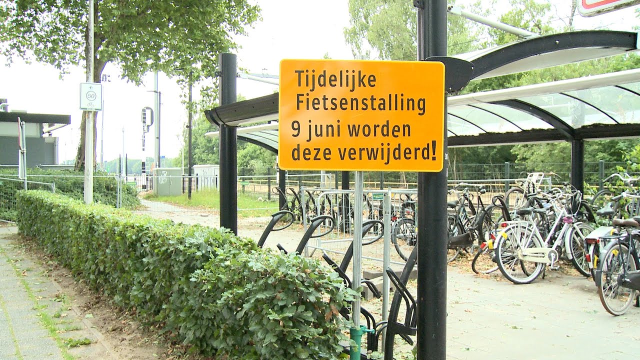 Opruimactie weesfietsen station Raalte - YouTube