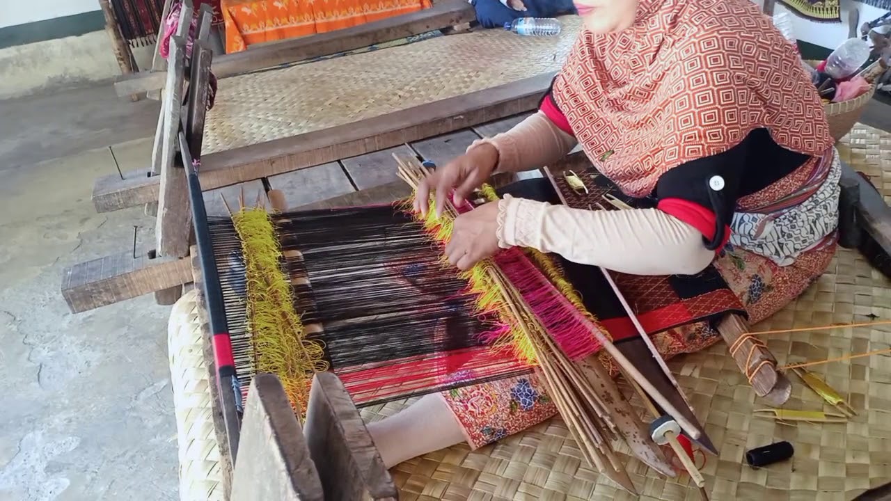 Proses menenun suku Sasak - YouTube
