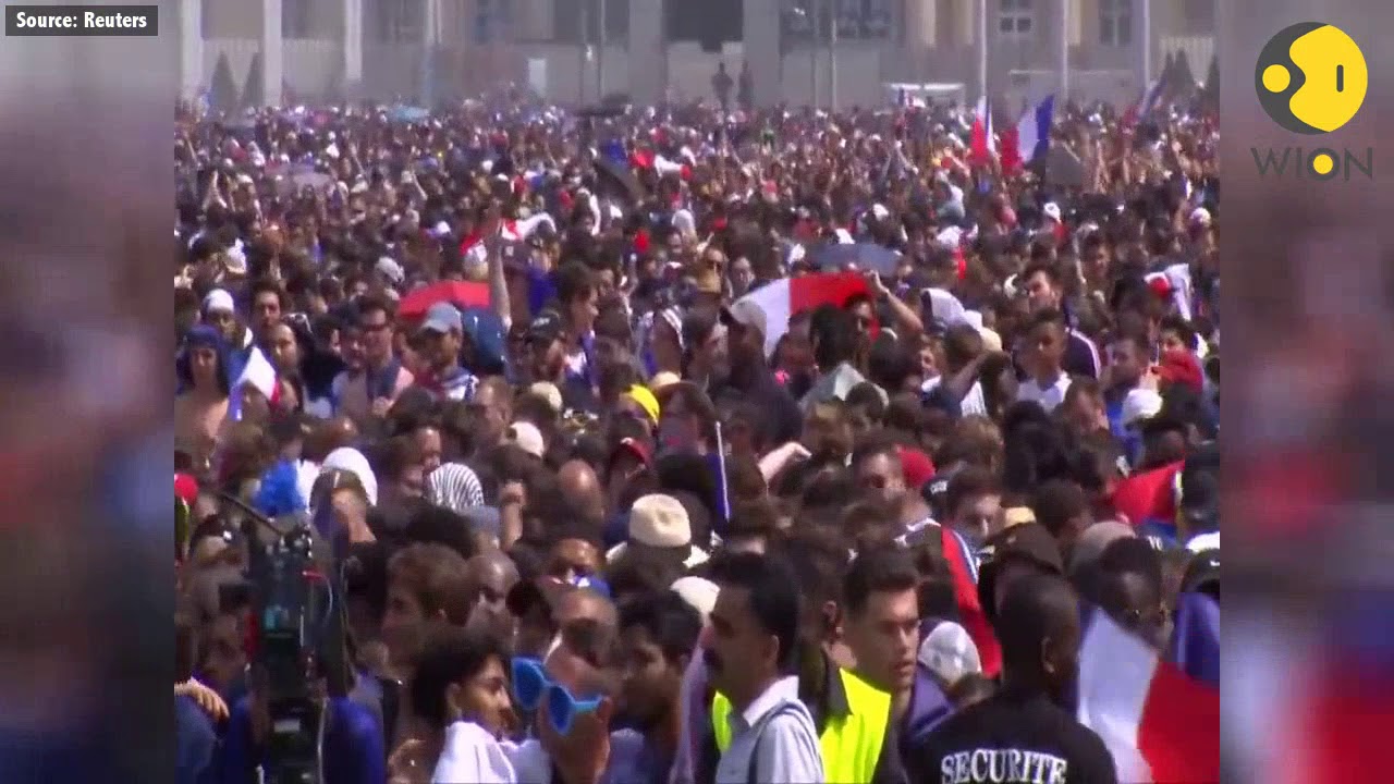Thousands of fans flock to Paris fan zone for World Cup final - YouTube