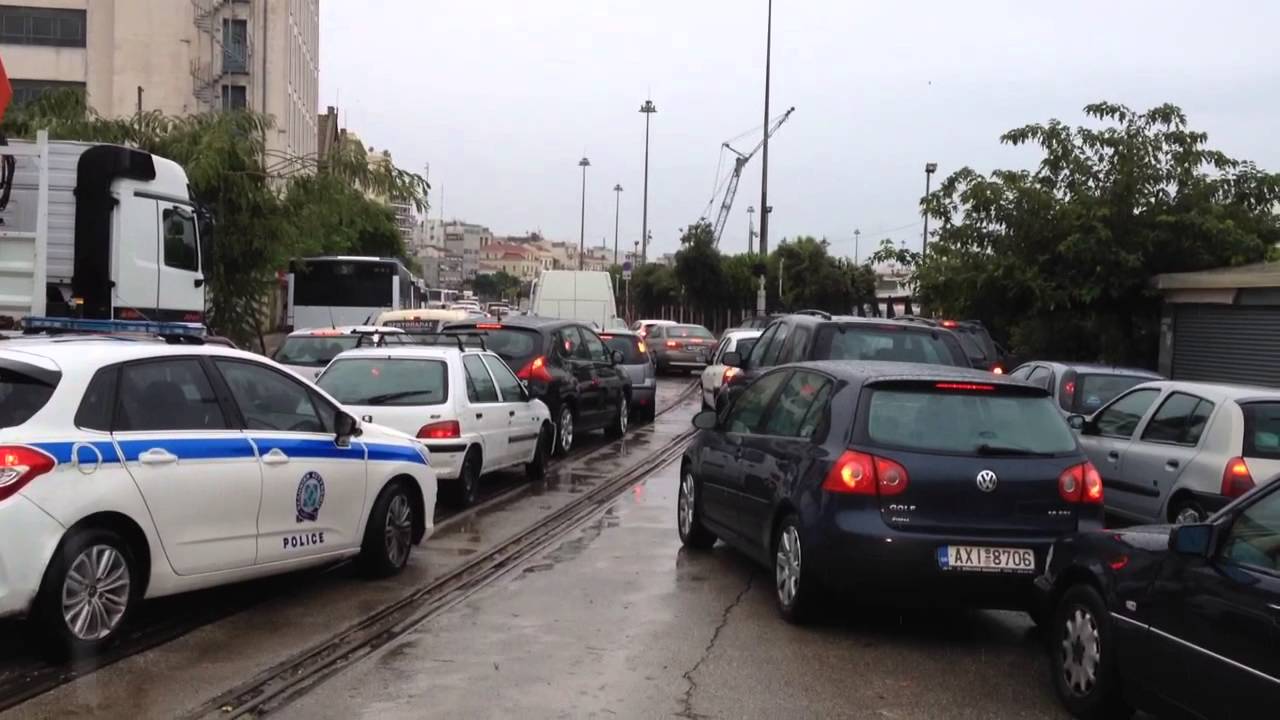 Η μπαρες της διαβασης επεσαν πανω σε λεωφορειο - YouTube