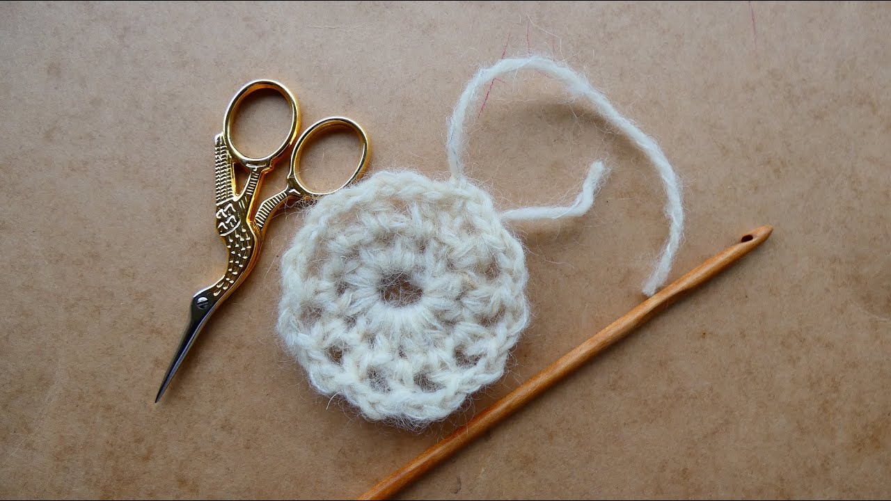 Savoir crocheter en rond, les premiers pas - YouTube