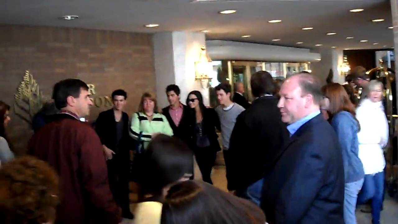 Kevin Joe and Nick Jonas @Rodeo Houston March 7,2010 JEMI MOMENT - YouTube