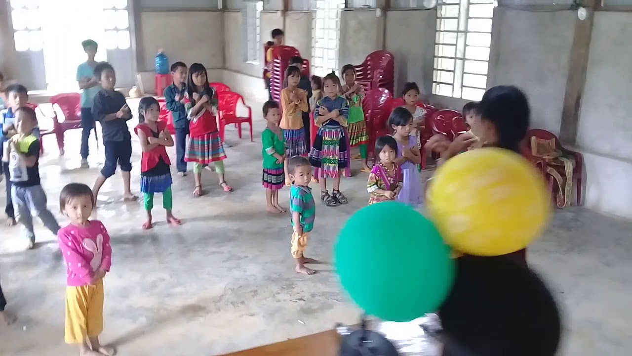 Cov me nyuam kawm caij ntuj so - YouTube