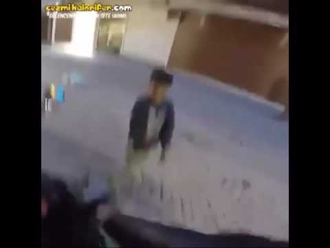 Bir çocuğu mutlu eden motorcu