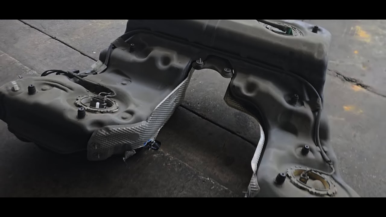 WHATS INSIDE AUDI GAS TANK A8 D4 - YouTube