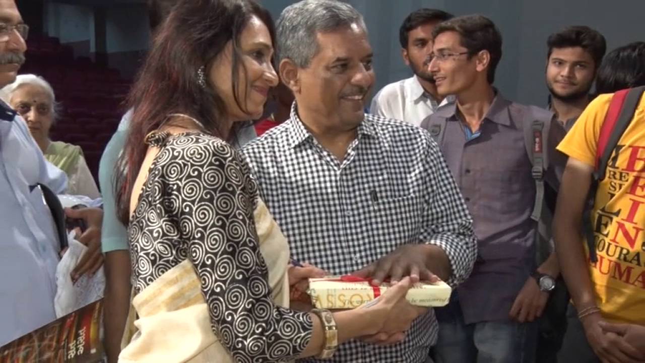 10.Abharvidhi By Esha Dadawala & Book Signing By Dr.Manisha Manish ...