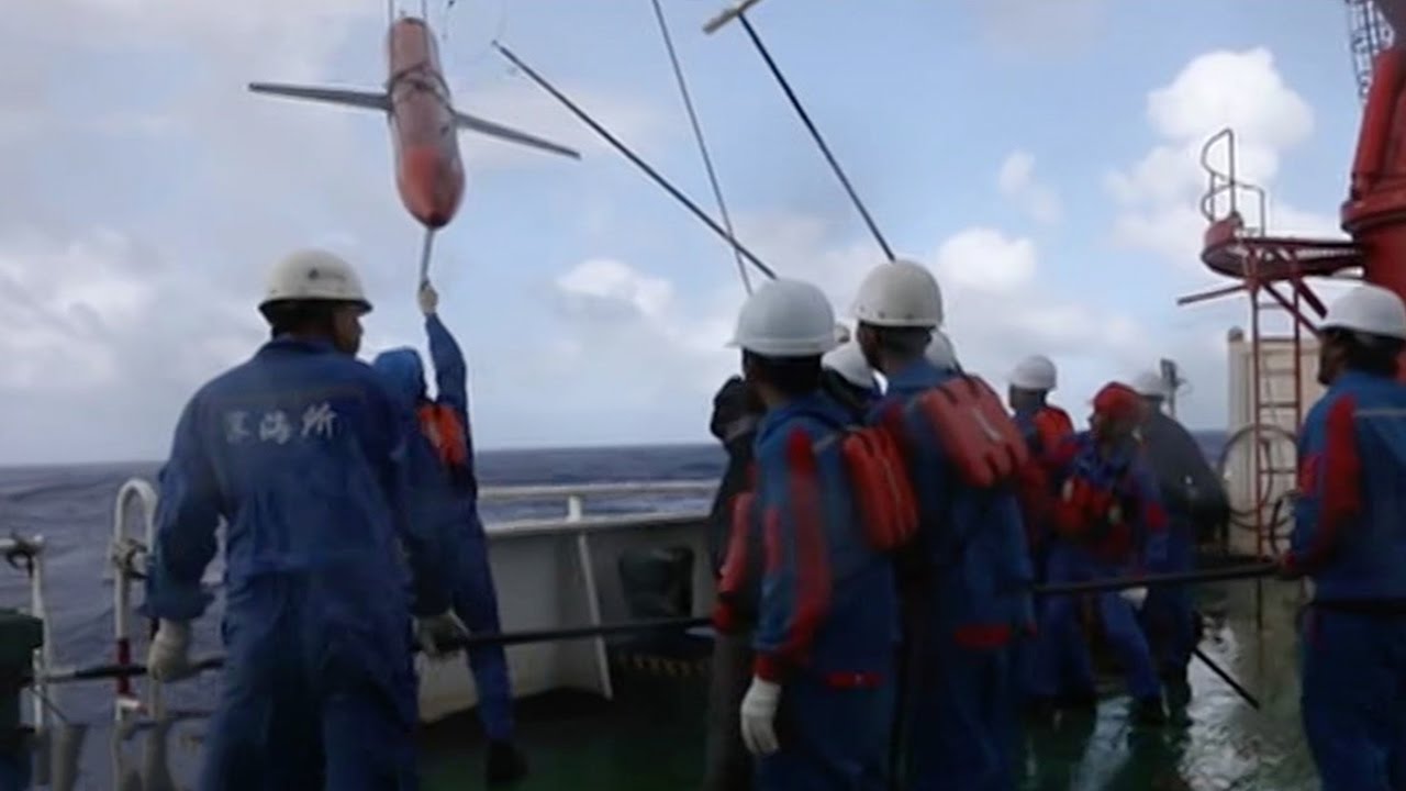 China’s underwater glider breaks world record for depth of dive - YouTube