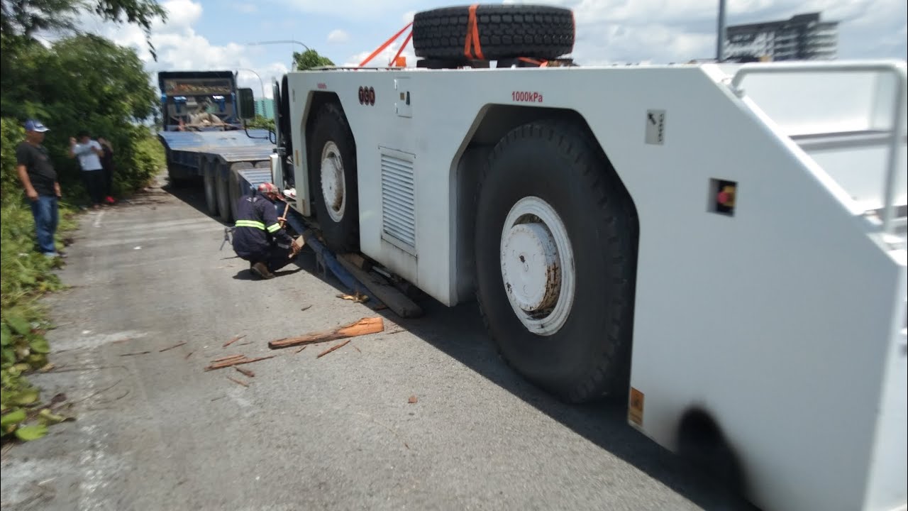 Jentera penolak kapal terbang lebih 50 ton hampir jatuh‼️ - YouTube