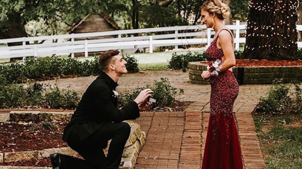 Teen Surprises His Girlfriend By Proposing While Taking Prom Photos ...