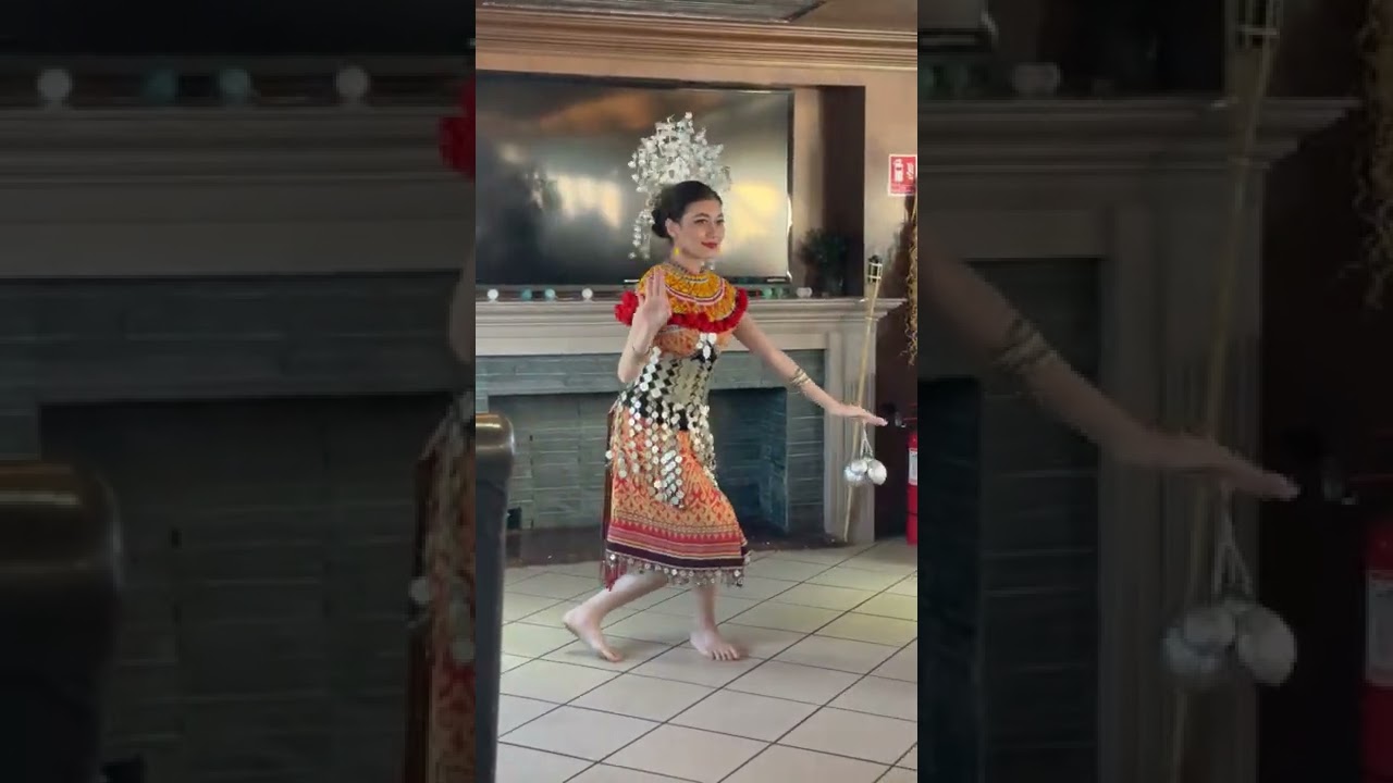 Tarian Tradisional Ngajat Iban Sarawak di Sarawak River Cruise - YouTube