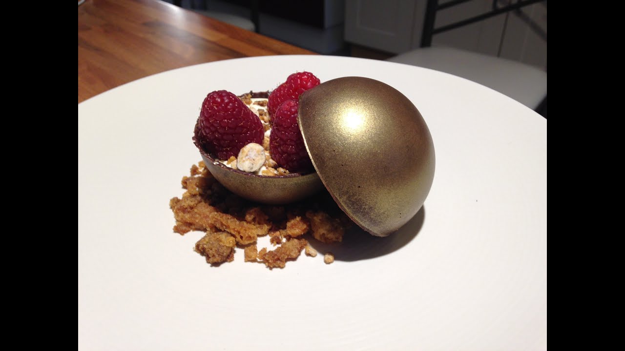 Dessert sphère gourmande au chocolat, crème vanillée - YouTube