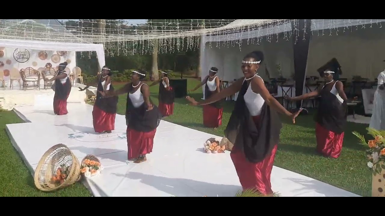Best cultural Dance in Uganda,Ingyenzi Troupe performance - YouTube