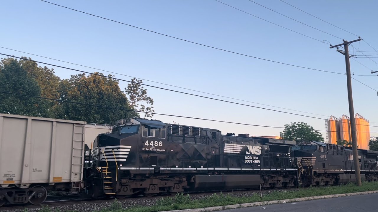 NS 15T with new NS unit trailing and a great horn show - YouTube