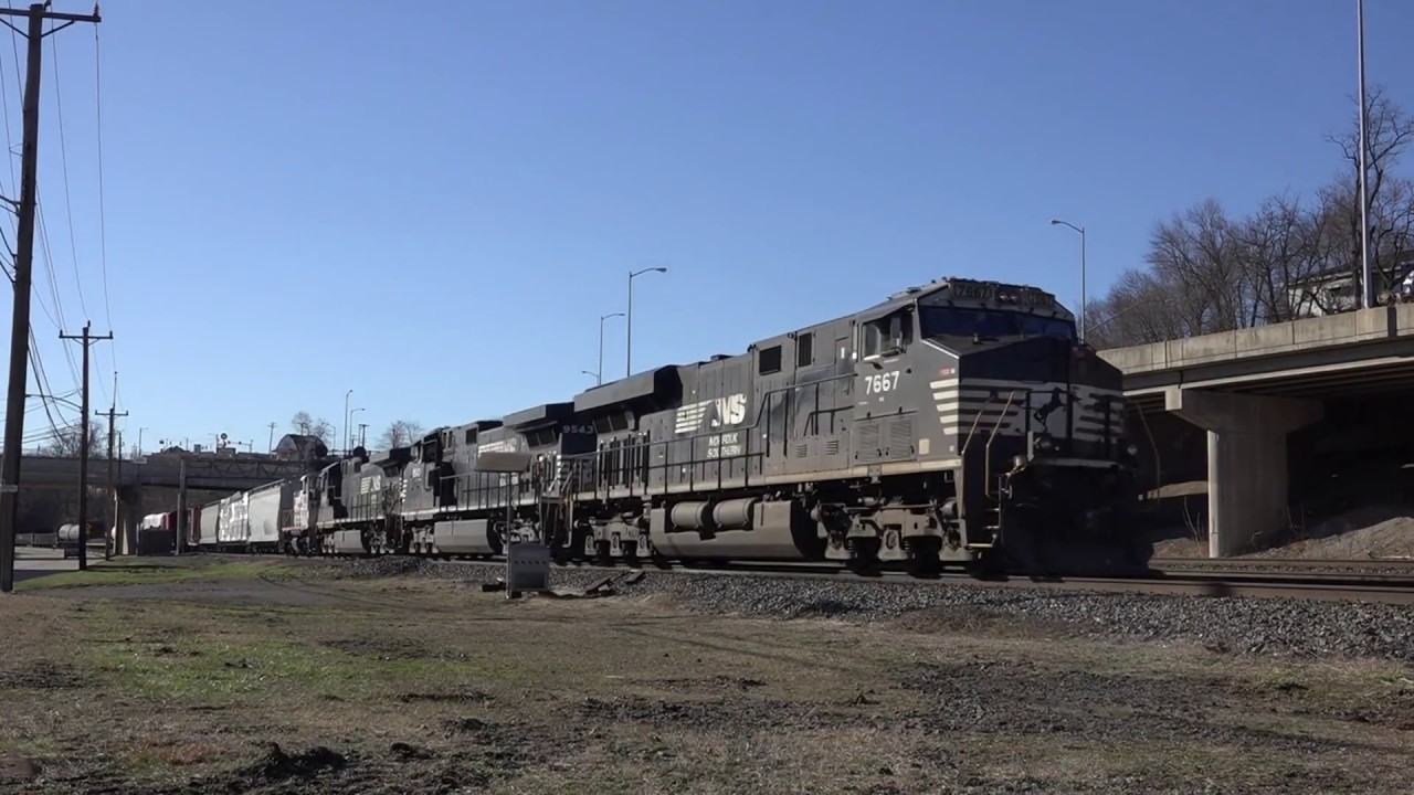 Sandersville RR #1400 trails NS #7667 mixed freight train @ Rochester ...