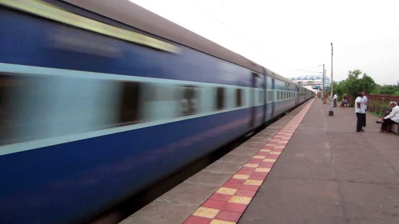 19260 Bhavnagar Kochuveli Express At UOI!!!!! - YouTube