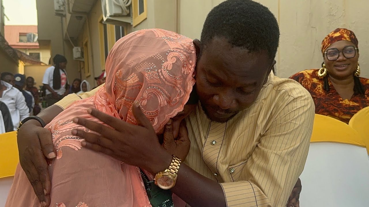 AFEEZ OWO CONSOLES MIDE MARTINS AS SHE REMEMBERS HER LATE MOTHER FUNMI ...