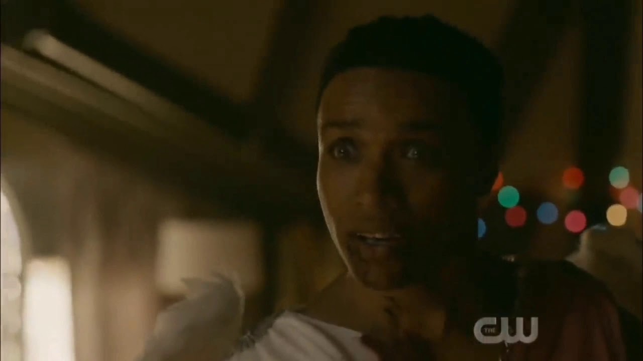 Legacies 2x11 Landon salva hope dublado - YouTube