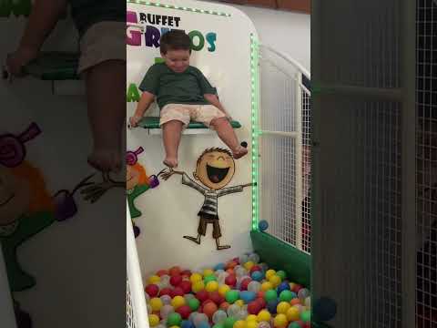 Teteo caindo no brinquedo do buffet #brinquedos #criança #alegria #adoleta #humor #brincadeiras