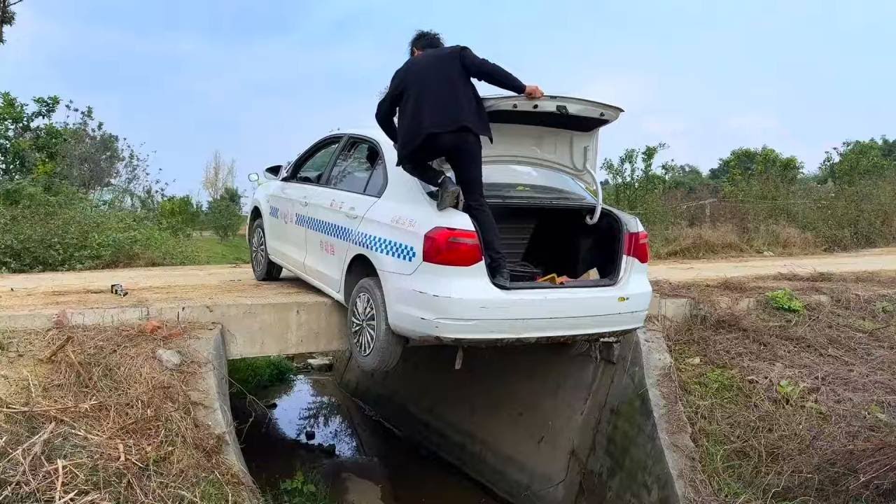 When reversing, the two rear wheels accidentally fell off the road. See ...