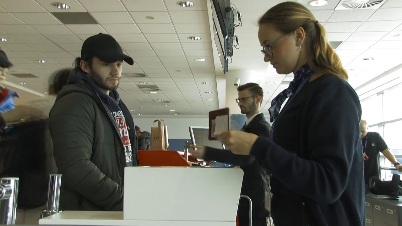 Airport check in procedure - ukázka práce na letišti - YouTube