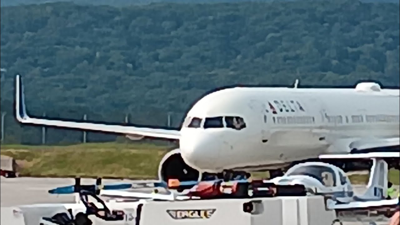 Delta 757-200 Arrival of the Vanderbilt NCAA College football team they ...