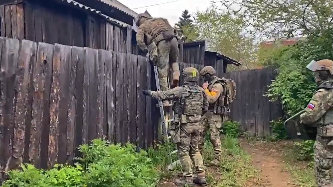 🛑 FSB storming private house and captured terrorist. Footage of FSB in ...