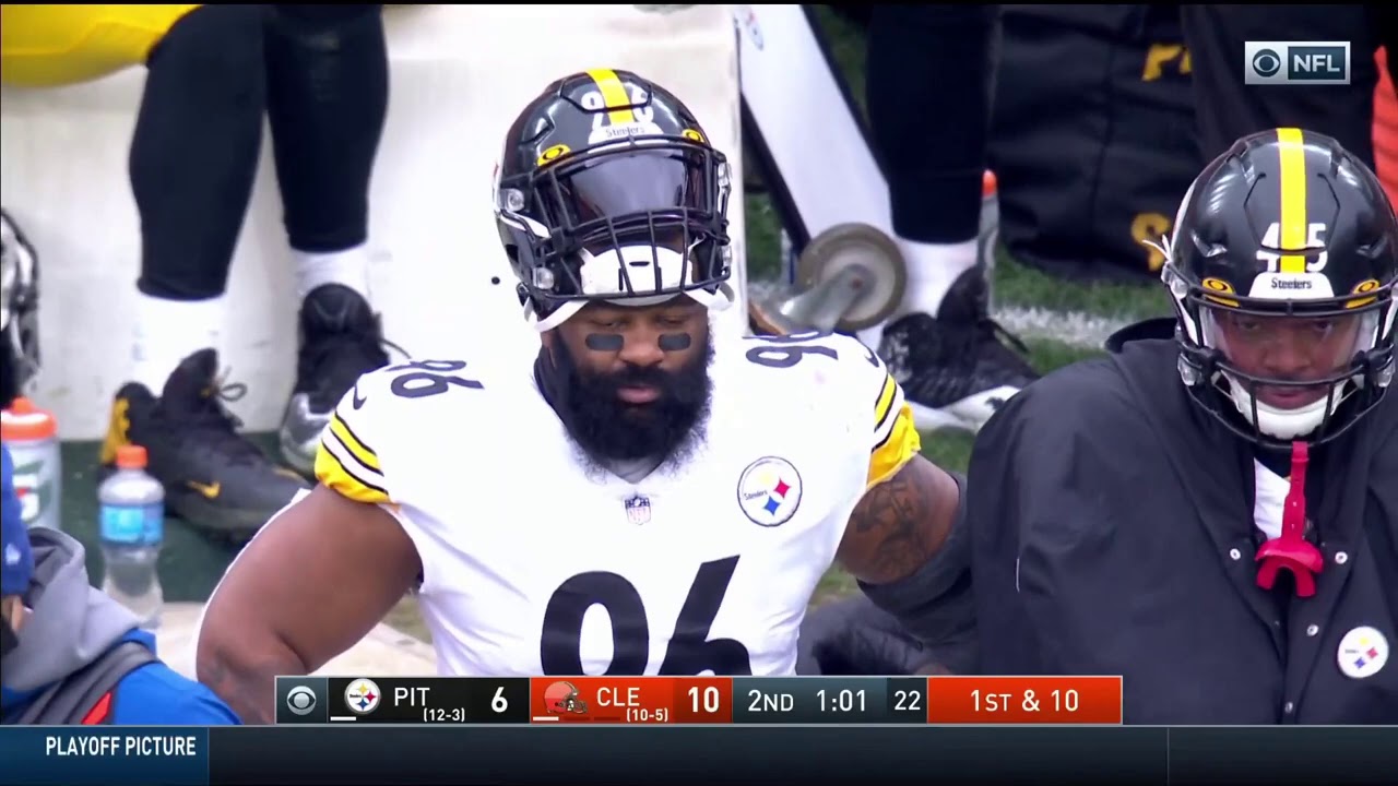 2 Steelers players fight on the sideline - YouTube