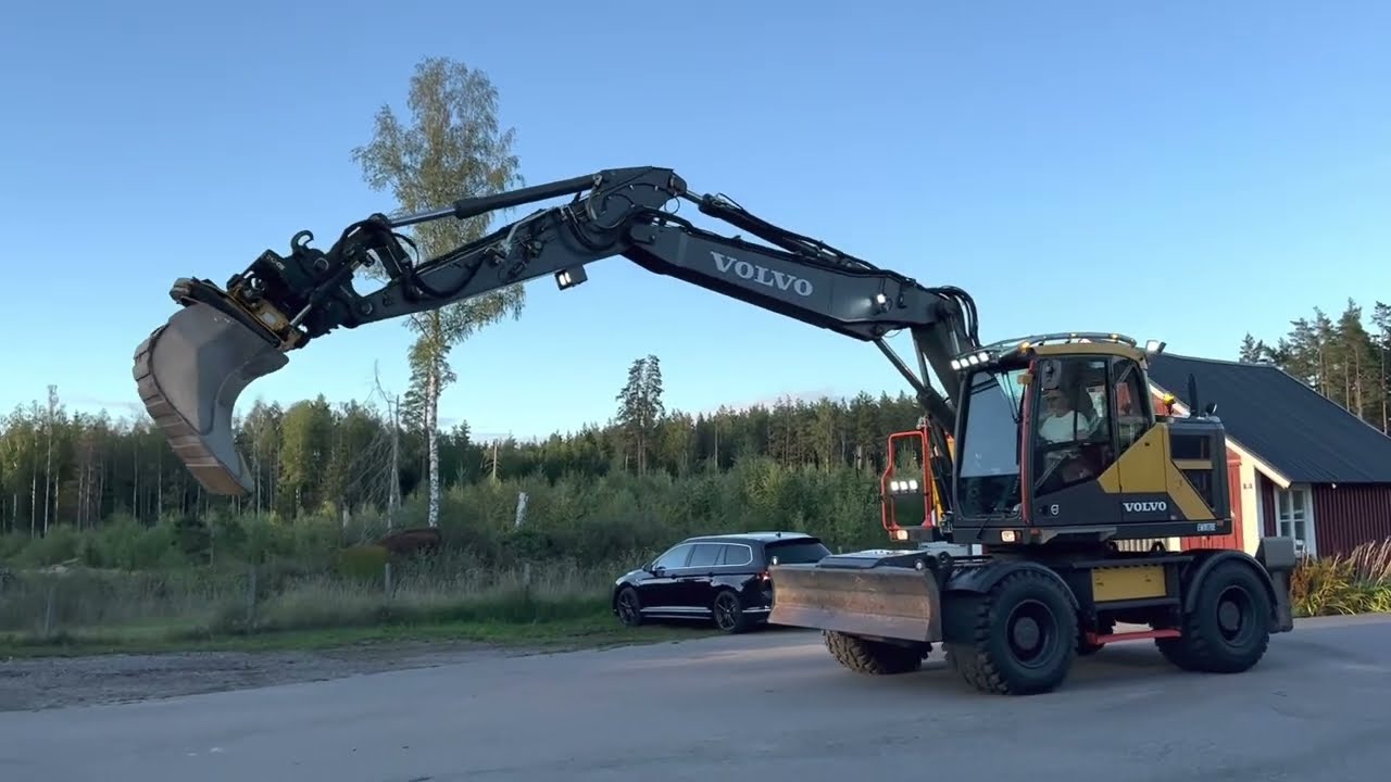 Köp - Hjulgrävare Volvo EWR170E med Vagn + 12 Redskap - YouTube