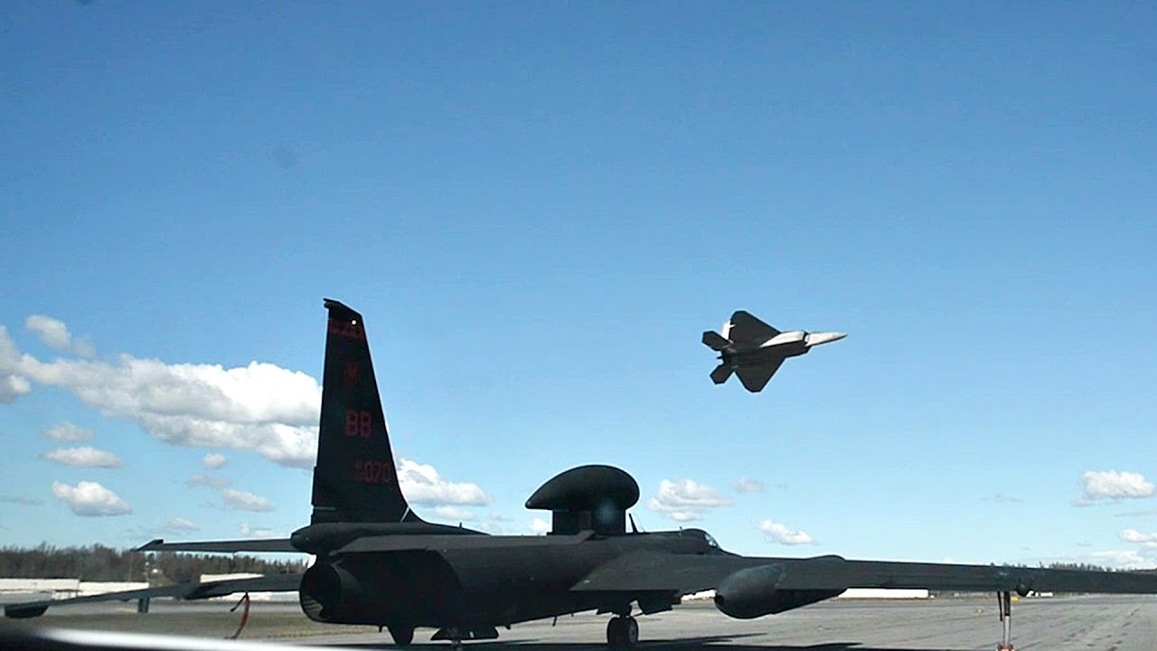 U-2 Ready For Takeoff As F-22 Flies Over In Close Proximity - YouTube