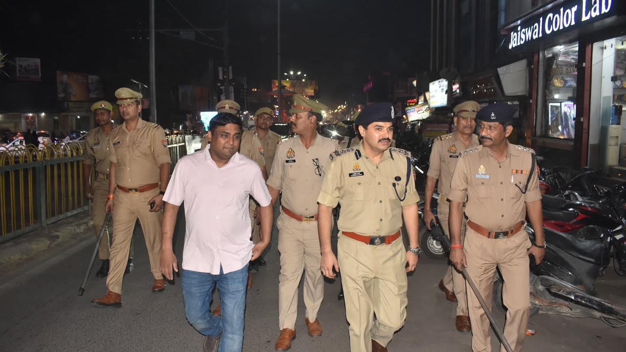 झांसी डी आई जी आगामी त्योहारों से PS_नवाबाद के मुख्य बाजार में पैदल ...