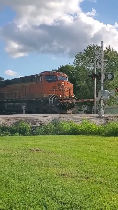 BNSF Autorack train on the Barstow Sub in Alpha - YouTube