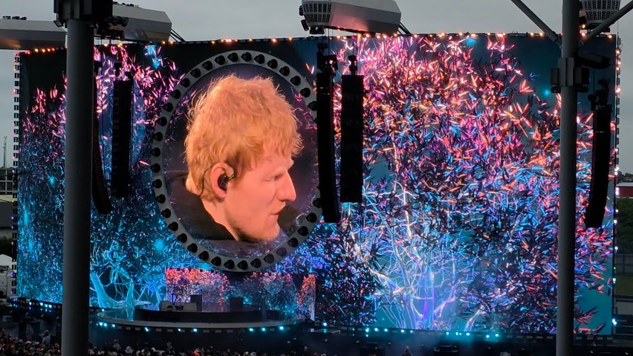 4K Supermarket Flowers - Ed Sheeran Loop Tour Christchurch 2026 - YouTube