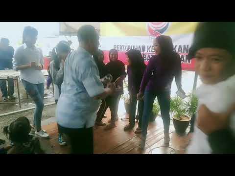Padu sungguh cikgu anak yatim nyanyi. Gelek abis kalah Mas Idayu