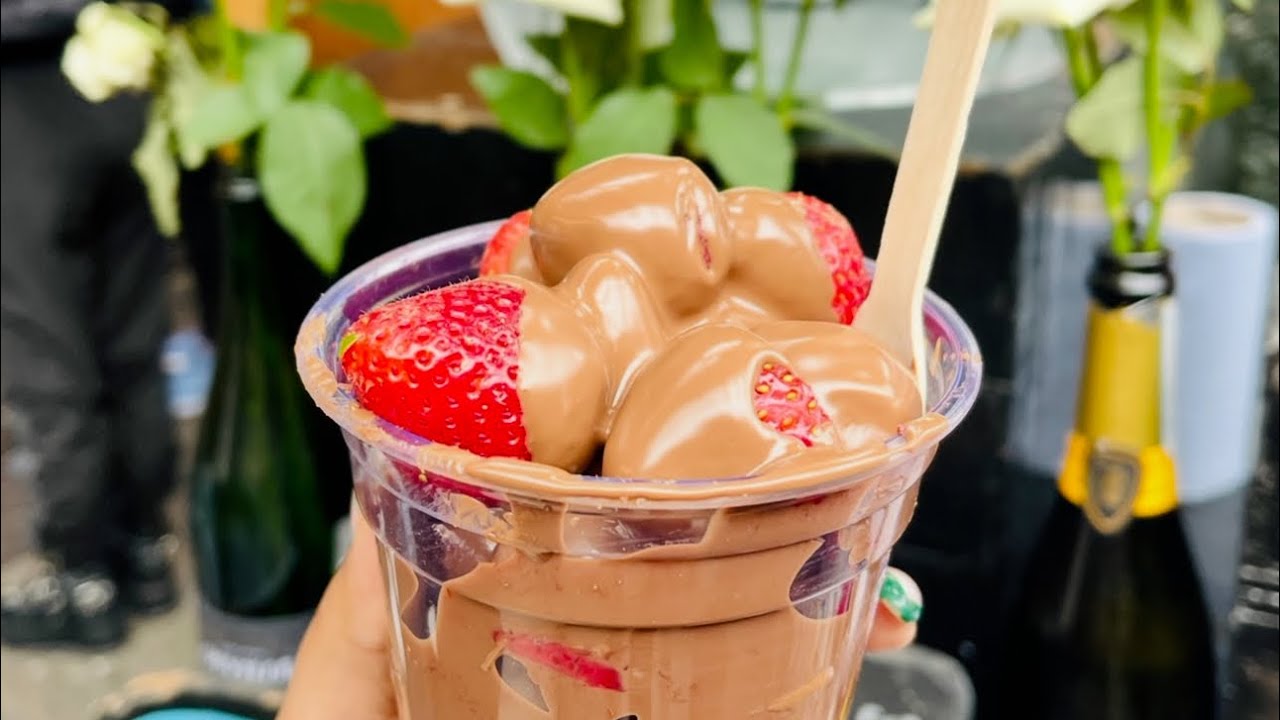 trying viral food at borough market 😮 famous chocolate strawberries!! 🍓 ...