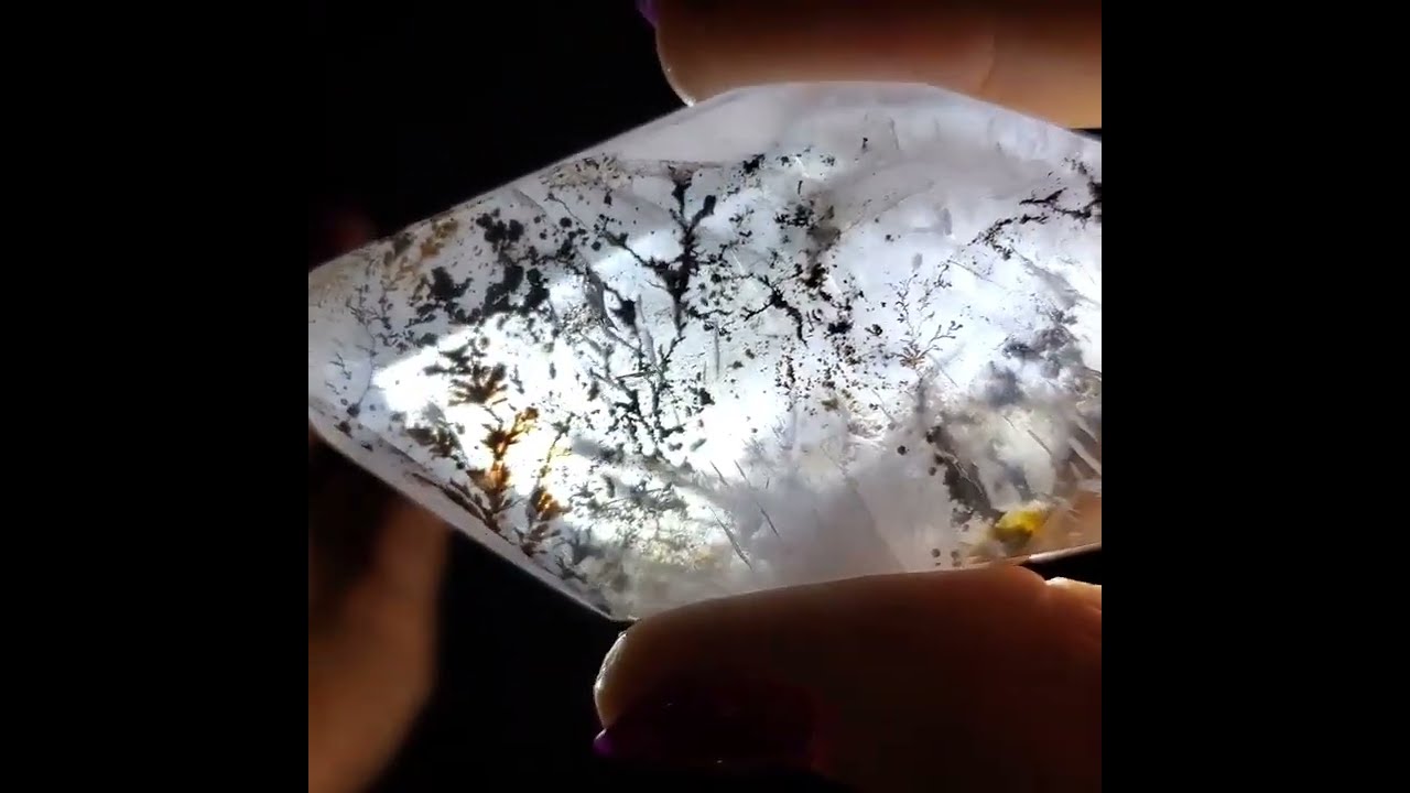 Dendritic in quartz slab with black and gold dendrites - YouTube