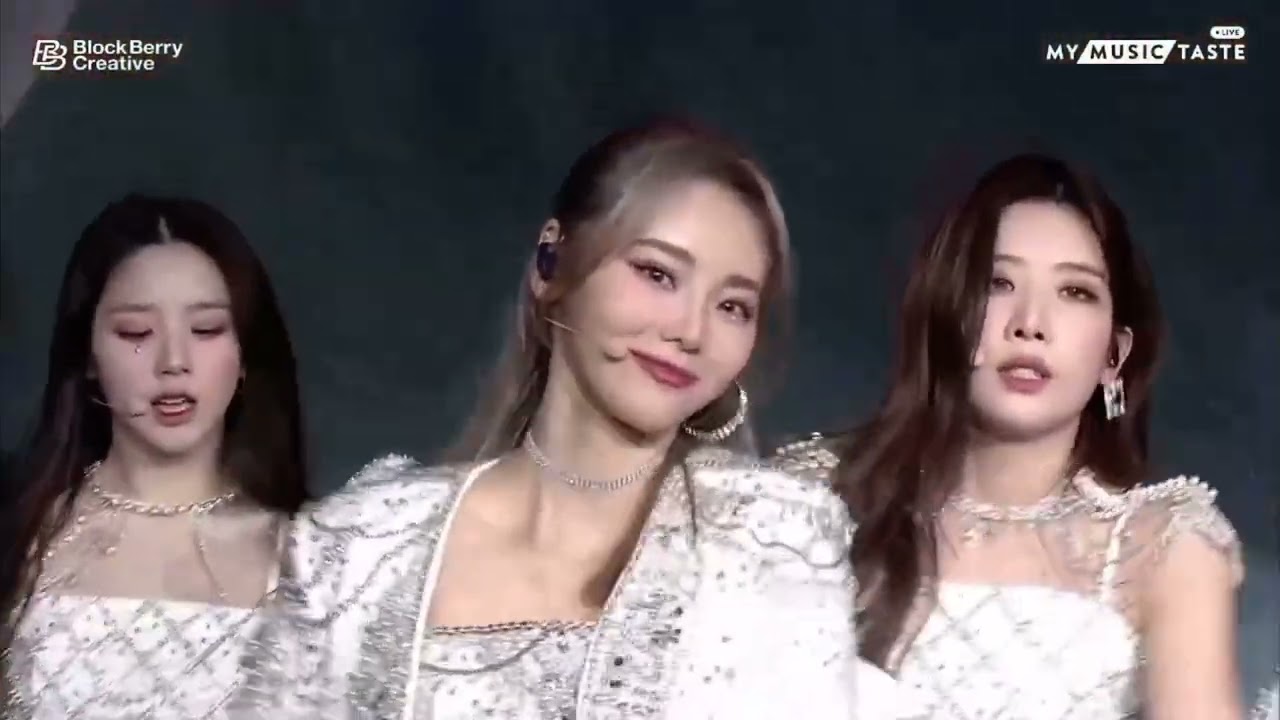 [HD] LOONA - (favOriTe) LOONAVERSE : FROM concert - YouTube