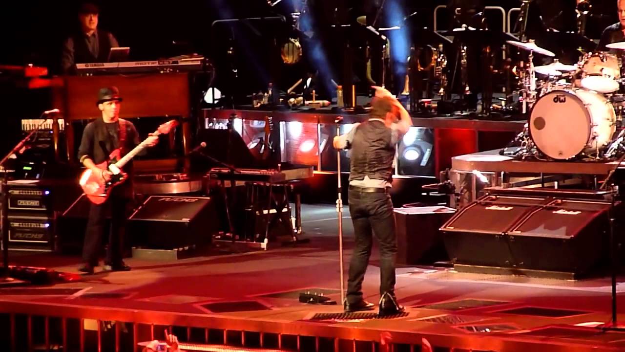 Bruce Springsteen Crowd Surfing Sydney - YouTube