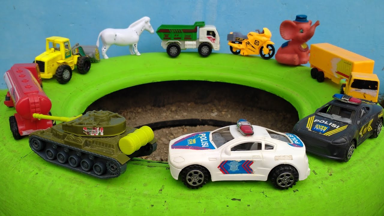 Mencari Mainan di dalam Ban Mobil Menemukan Mainan Truk Tangki, Truk ...