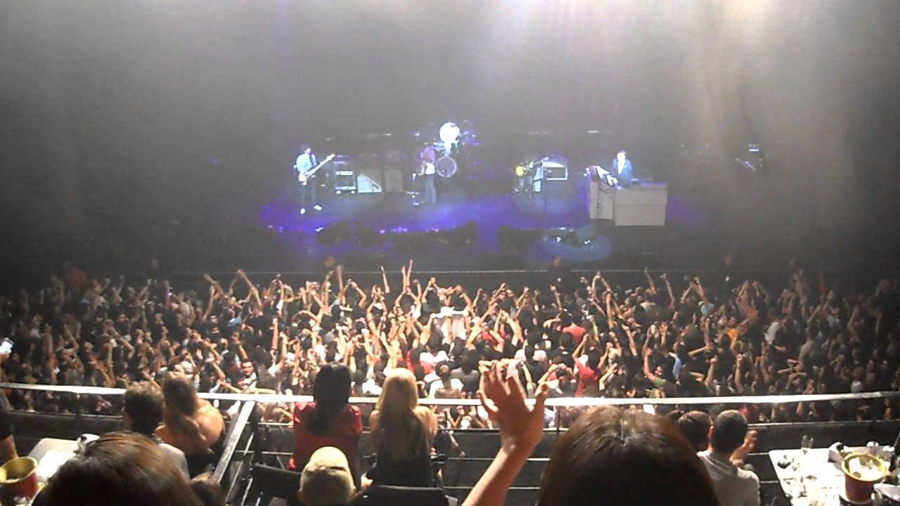 People singing Rocking Chair at Noel Gallagher's Concert - Rio de ...