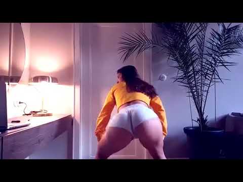 Gringa safada dançando (shortinho curto colado)