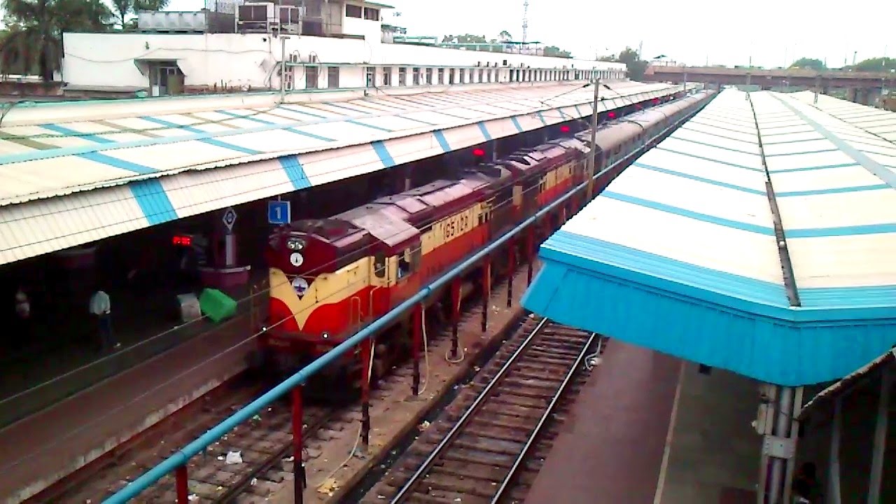 Alleppy Tata express arrived at Tatanagar station. - YouTube