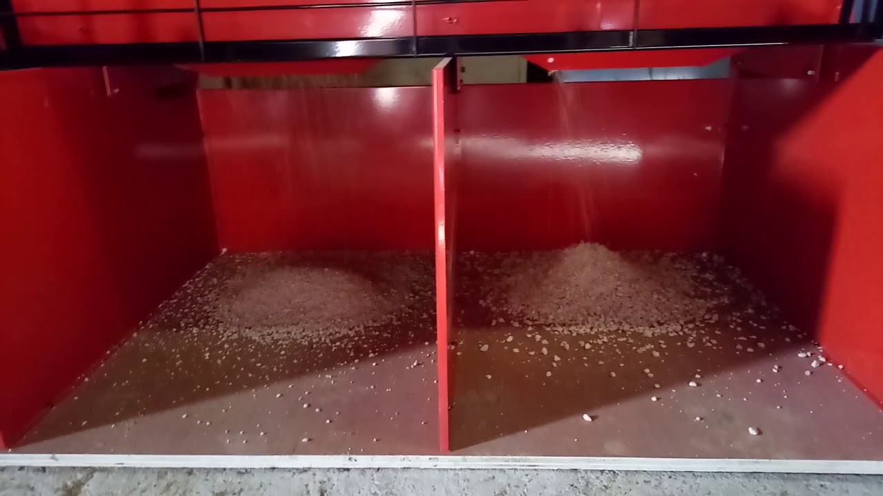 Cribleuse avec sable calcaire concassé 0/4 - YouTube