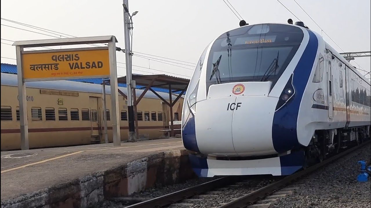 VANDE BHARAT TRAIN PASSING AT VALSAD ON ITS FIRST DAY 1oct 2022 - YouTube