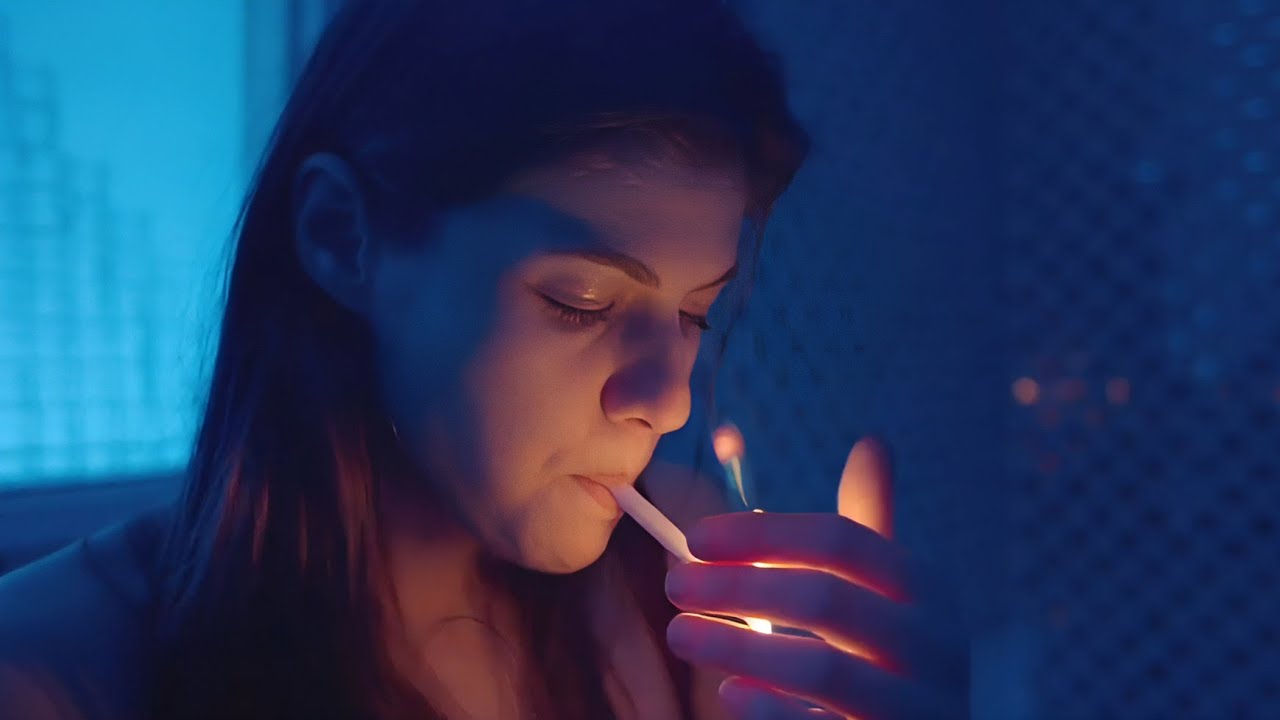 Alexandra Daddario Smoking Cigarette 2 - YouTube