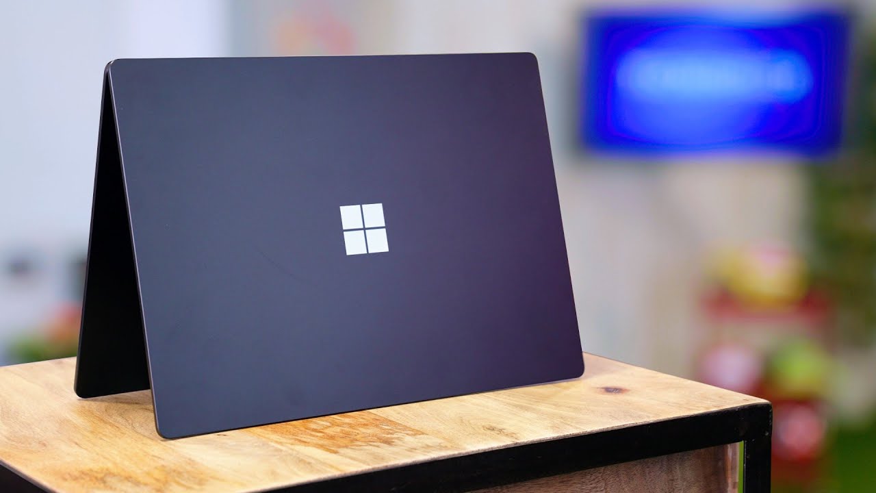 MICROSOFT HACE SU PROPIO PC PORTÁTIL!!!!!!! Y pasa esto... - YouTube