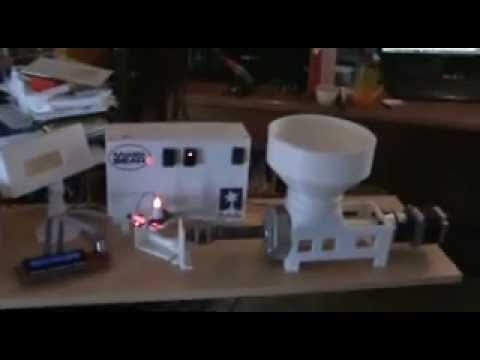 Test run of Hugh Lyman designed V5 Filament Extruder - YouTube