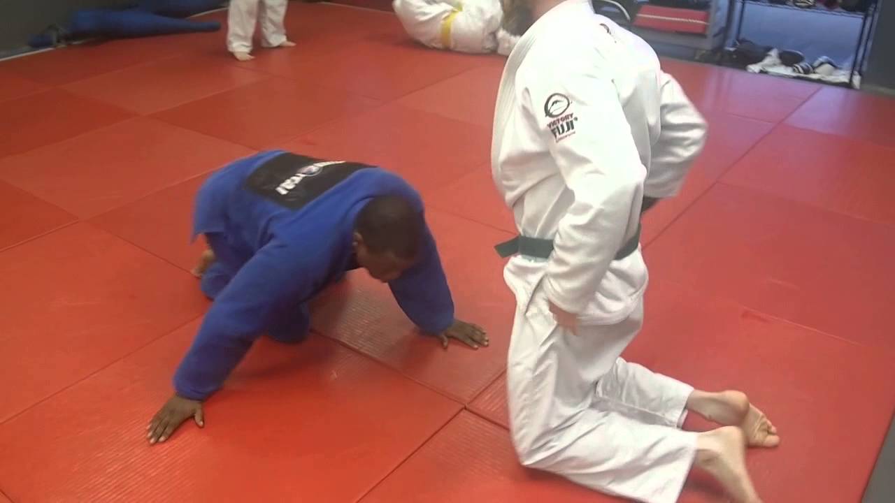 Hungarian Roll to Lapel Strangle - YouTube